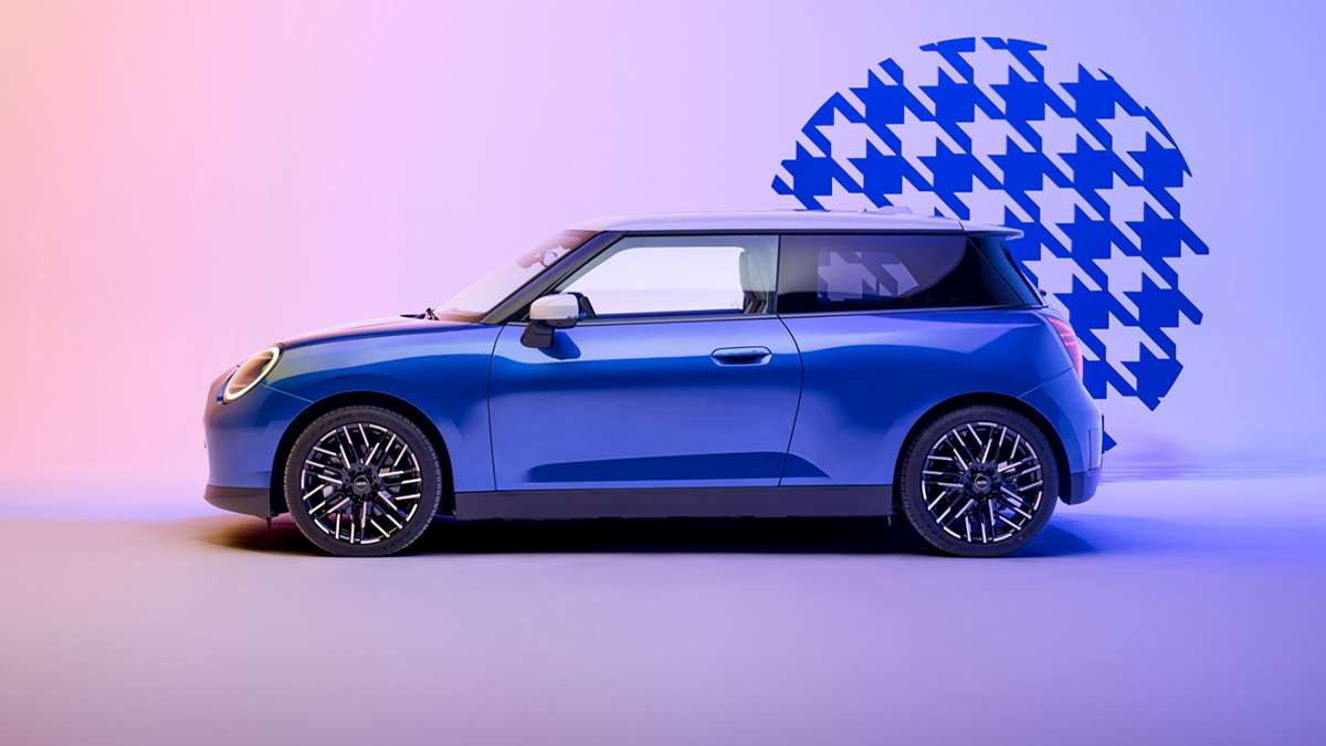 Novo Mini Cooper EV 2025 centraliza OLED gigante no painel